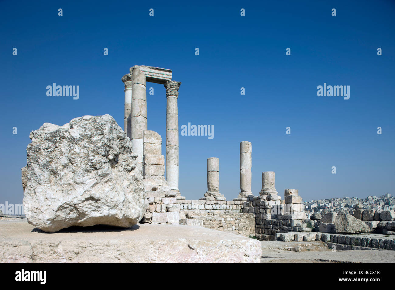 ROMAN TEMPLE OF HERCULES RUINS OF CITADEL AMMAN JORDAN Stock Photo - Alamy