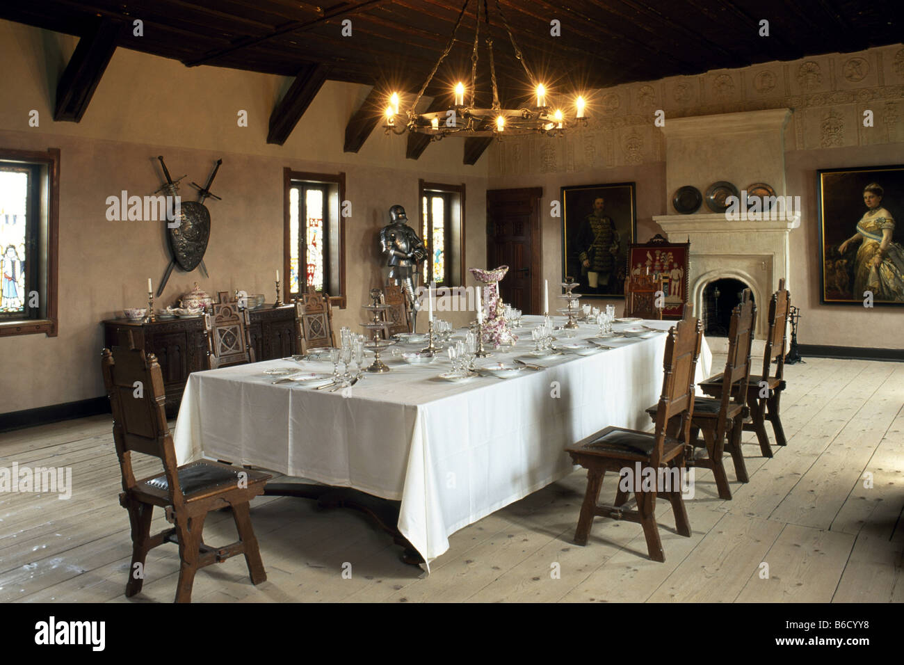 Table in castle hi-res stock photography and images - Alamy