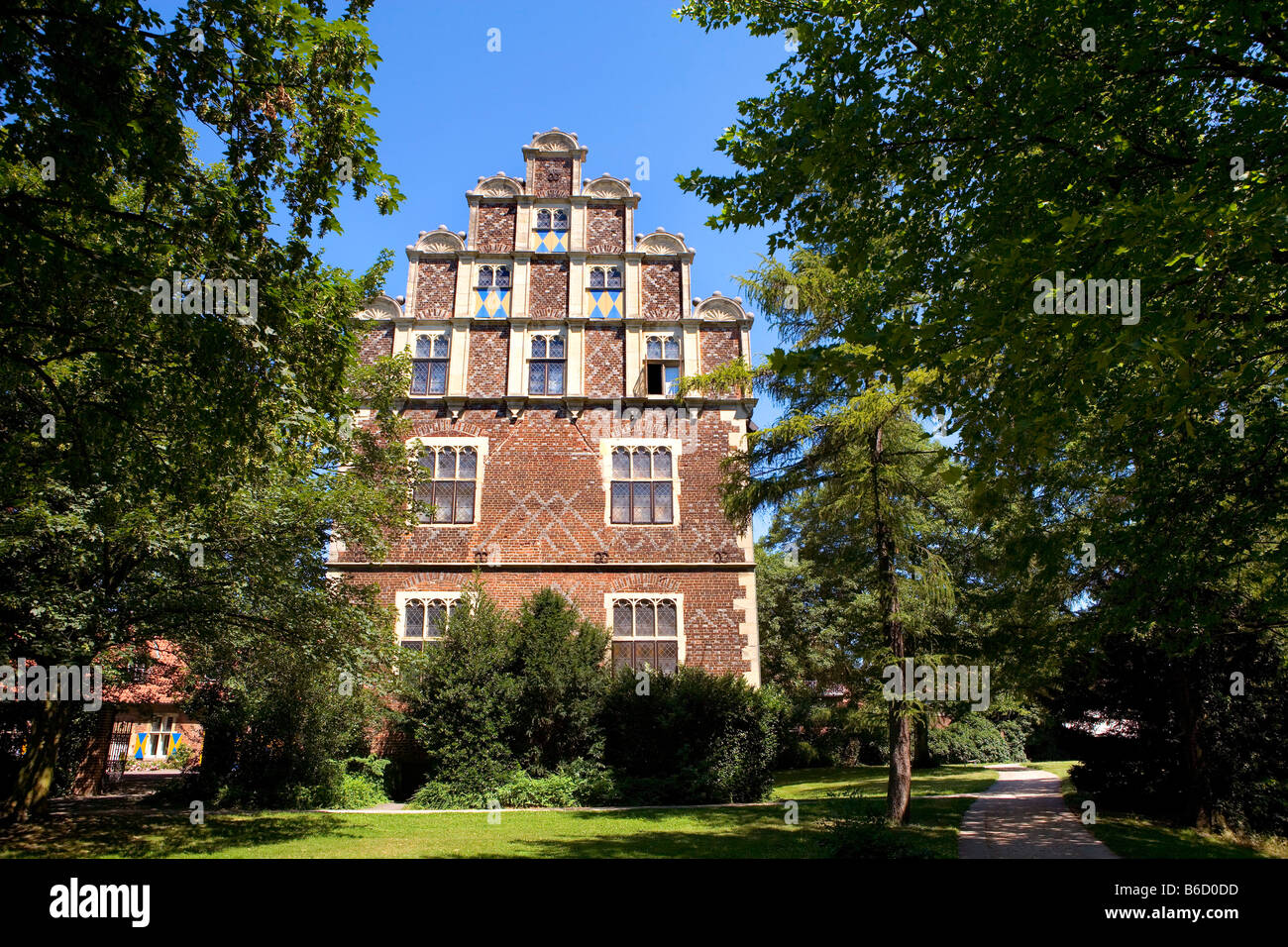 Trees in front of museum, Westpreussisches Landesmuseum, Drostenhof ...