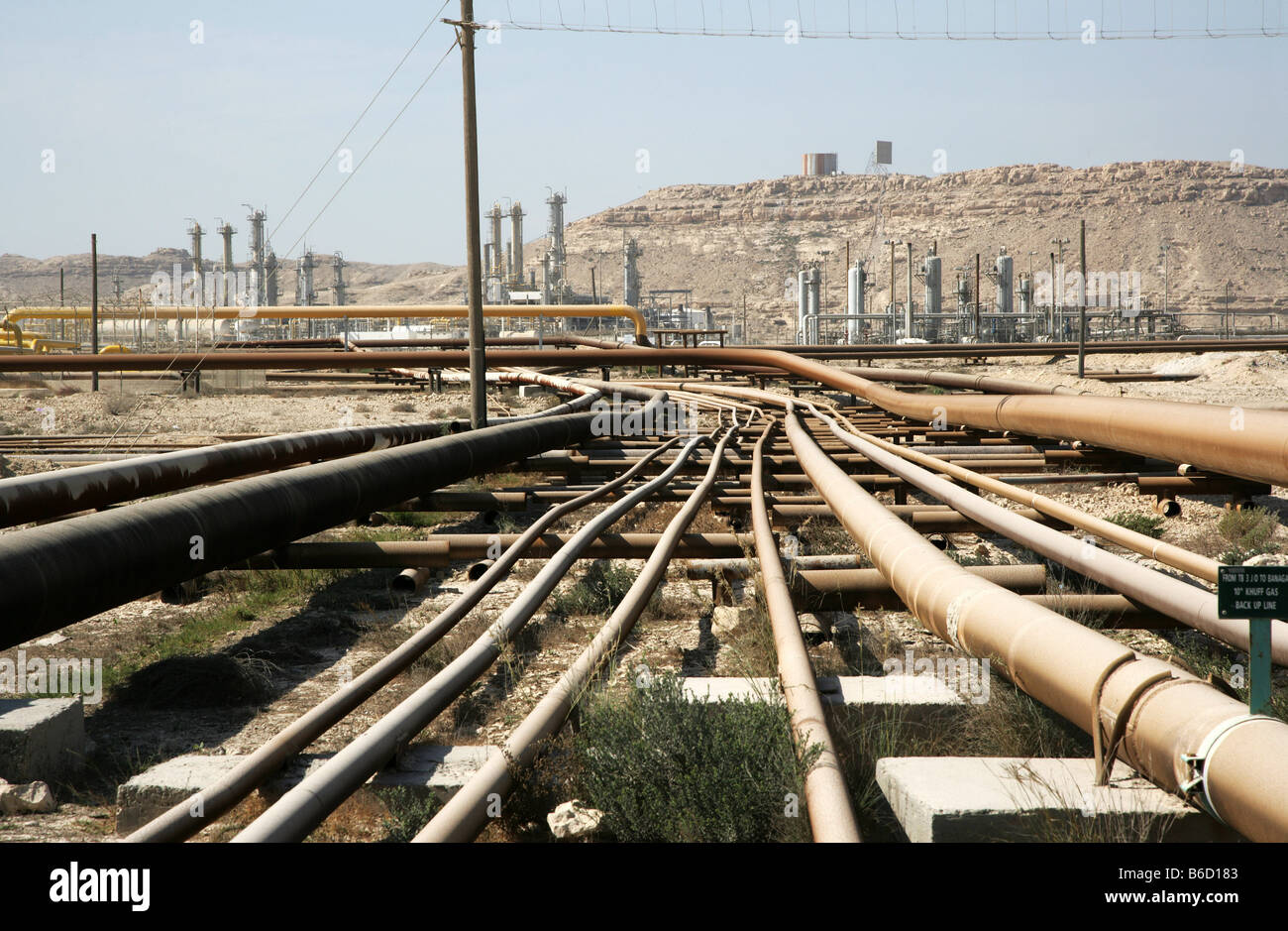 BRN, Bahrain: Awali oilfield, pipelines Stock Photo - Alamy