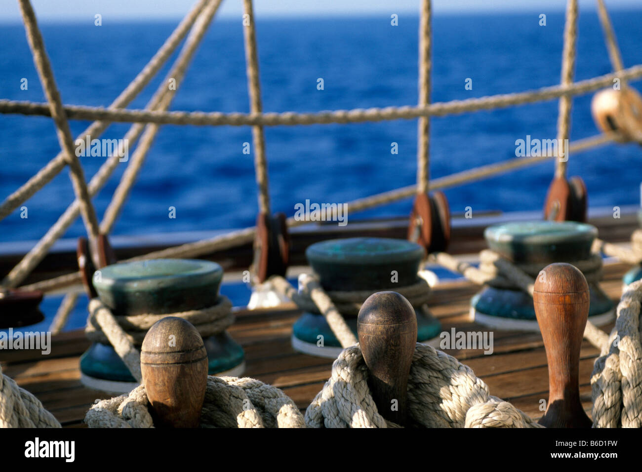 Rope pulleys hi-res stock photography and images - Alamy