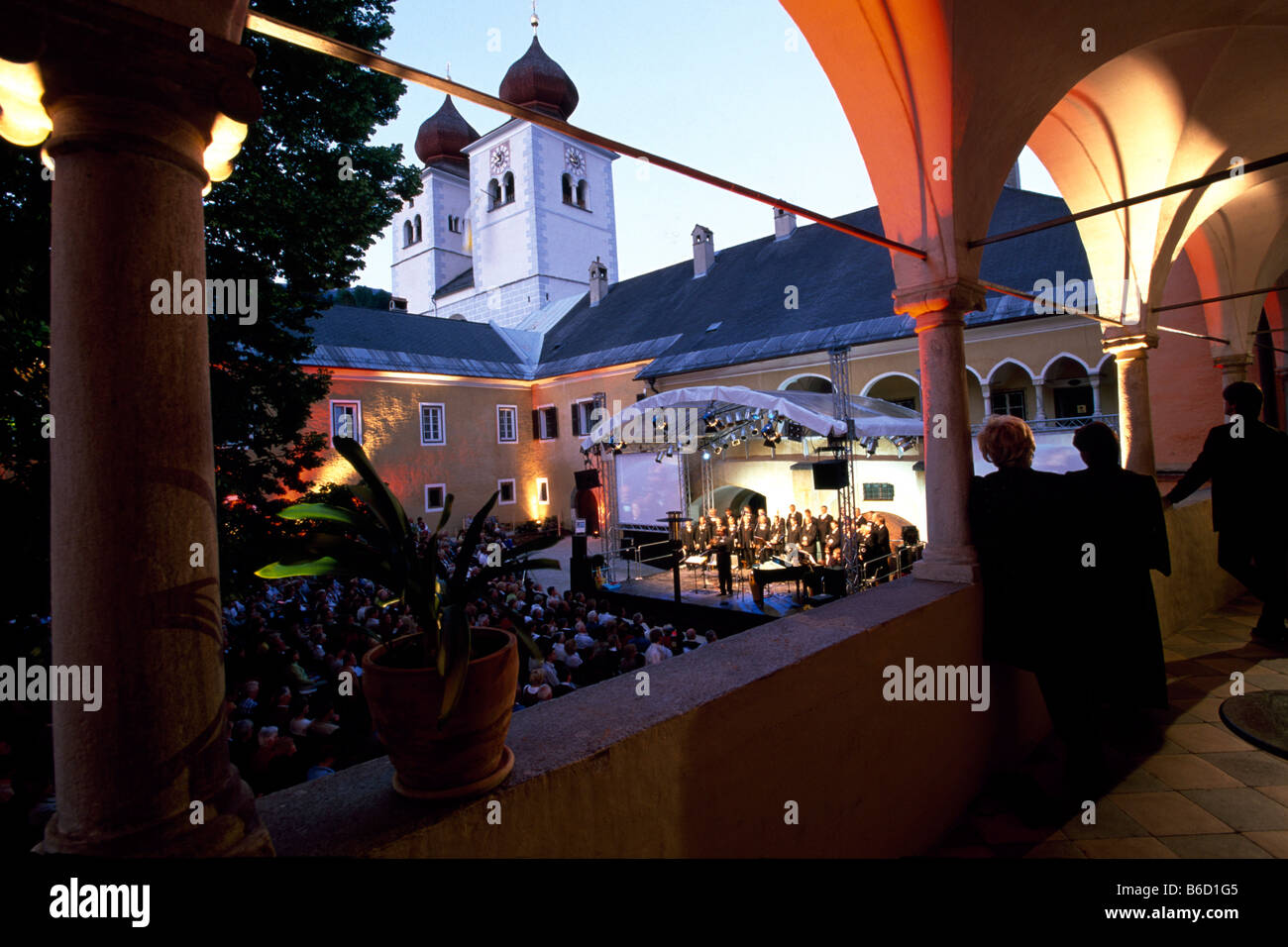Church spectators hi-res stock photography and images - Alamy