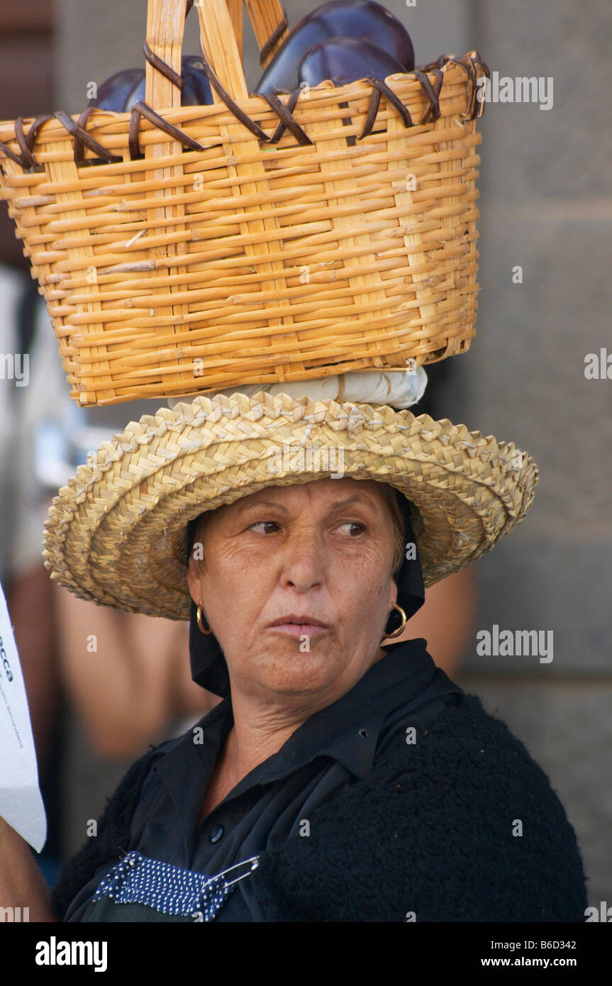 Baskets on their head hi-res stock photography and images - Alamy