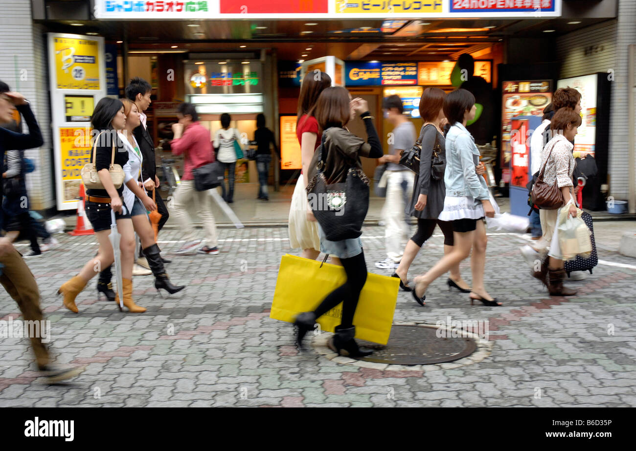 Shoppers in japan hi-res stock photography and images - Alamy