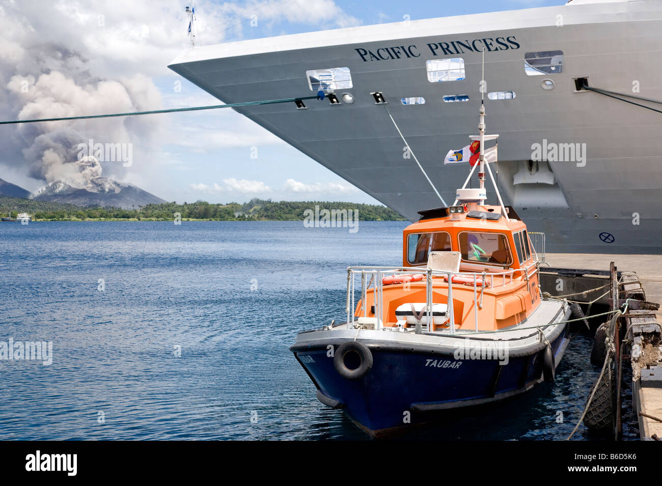 Cruise ship pilot boat hi-res stock photography and images - Alamy