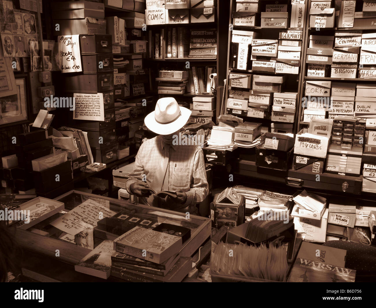 Old fashioned market stall hi-res stock photography and images - Alamy