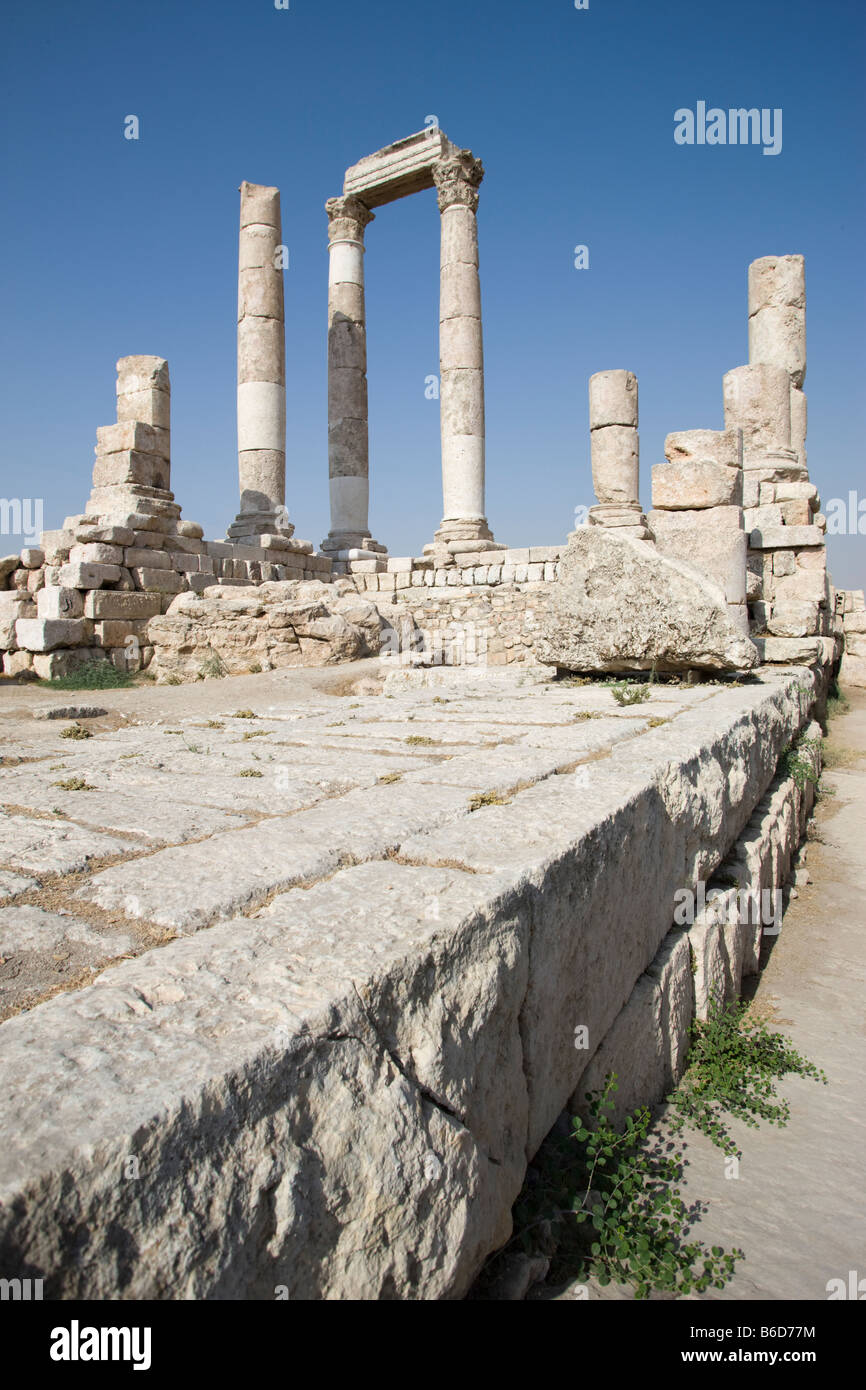 ROMAN TEMPLE OF HERCULES RUINS OF CITADEL AMMAN JORDAN Stock Photo - Alamy