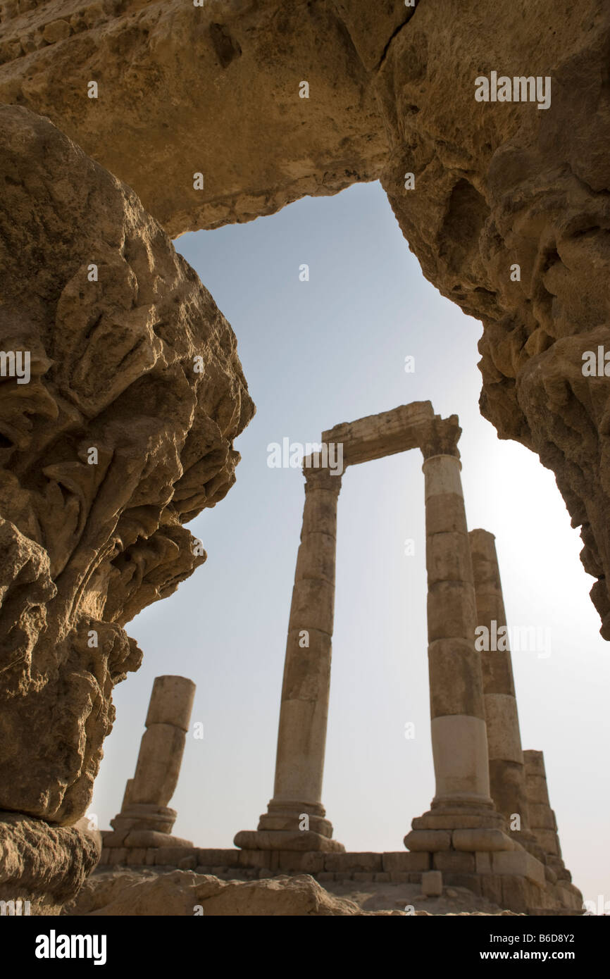 ROMAN TEMPLE OF HERCULES RUINS OF CITADEL AMMAN JORDAN Stock Photo - Alamy