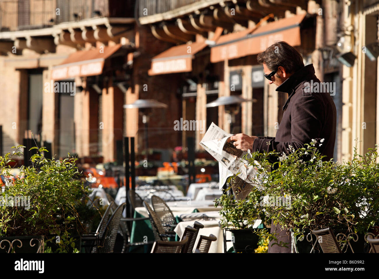 Newspapers reading italy hi-res stock photography and images - Alamy