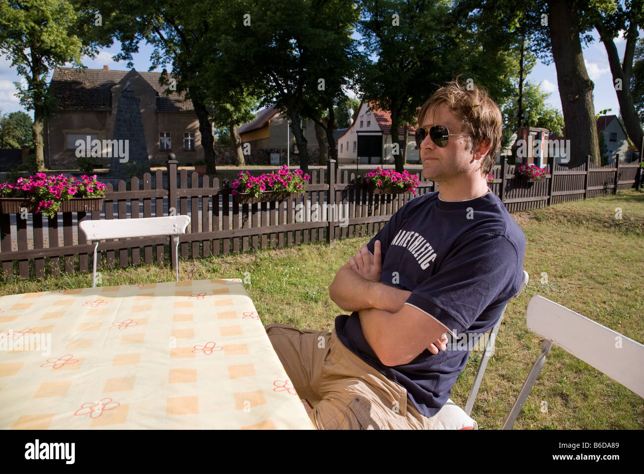 Young people wait hi-res stock photography and images - Alamy