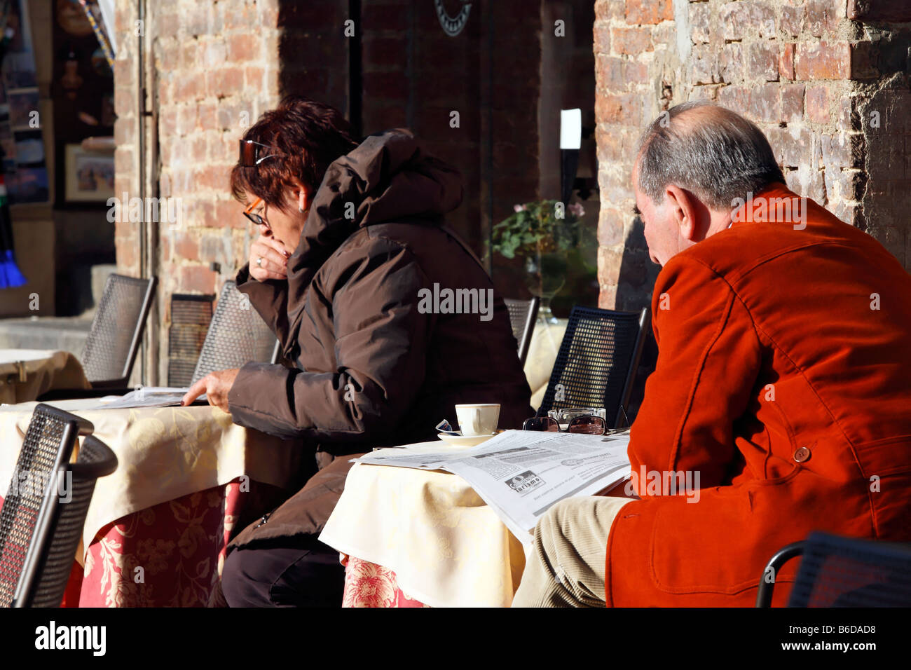 Newspapers on table hi-res stock photography and images - Alamy