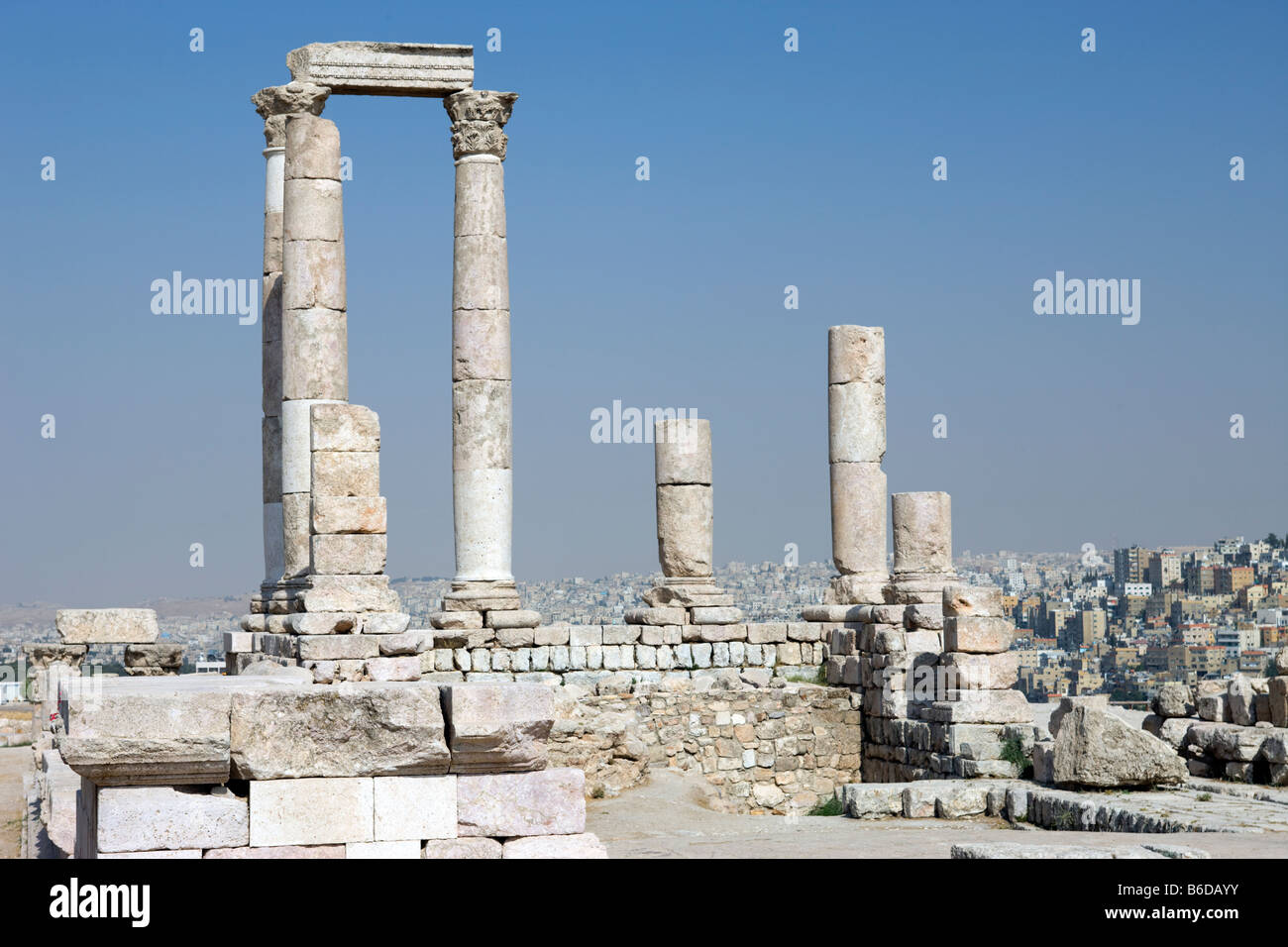 ROMAN TEMPLE OF HERCULES RUINS CITADEL AMMAN JORDAN Stock Photo - Alamy