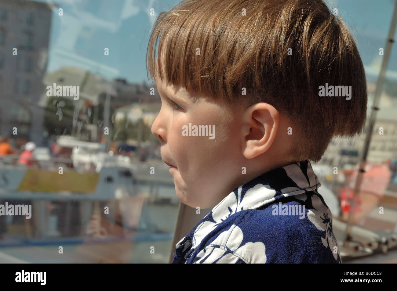 A little boy looks in a windows of the tourist boat Stock Photo - Alamy