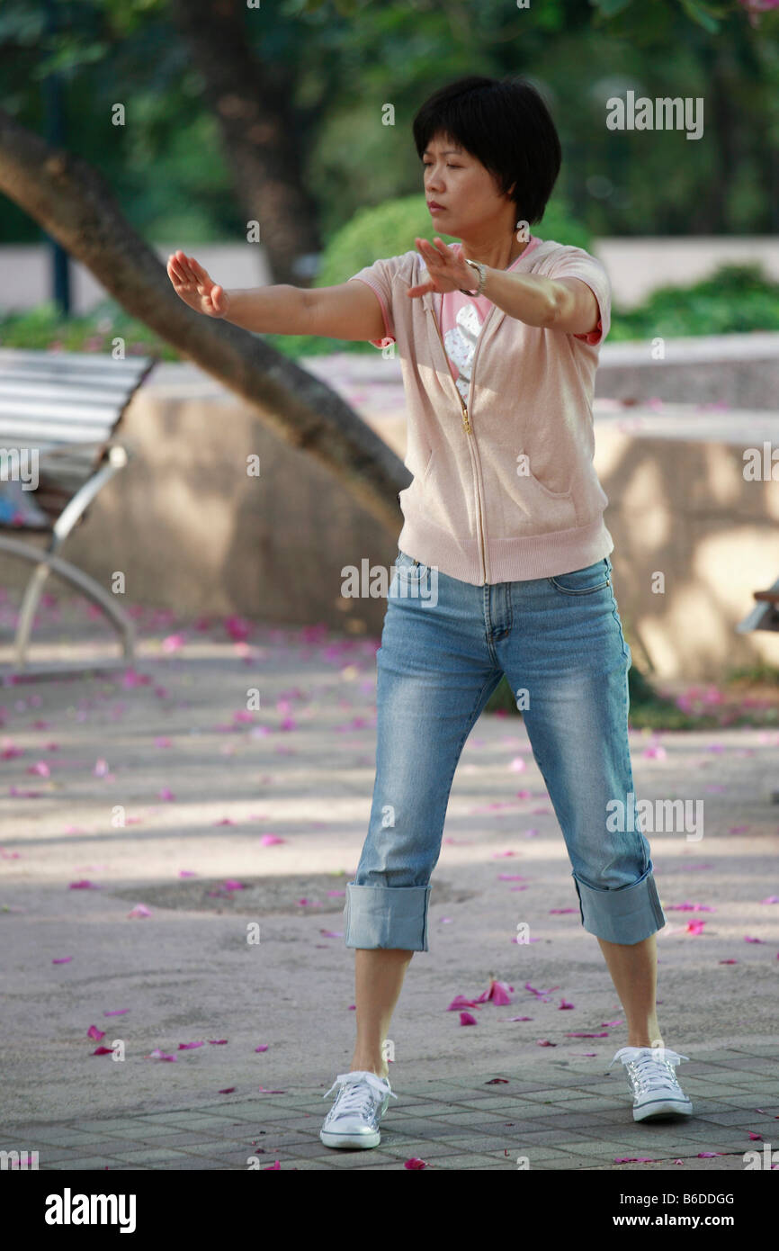 China Hong Kong Kowloon Park morning tai chi exercise Stock Photo - Alamy