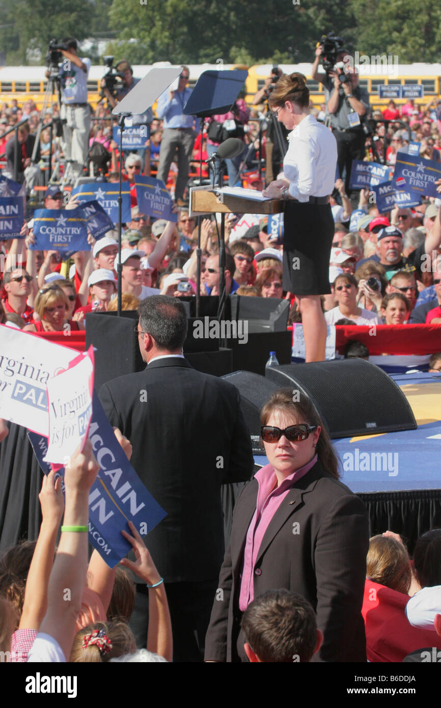 Female secret service agent at Sarah Palin campaign rally. Presidential ...