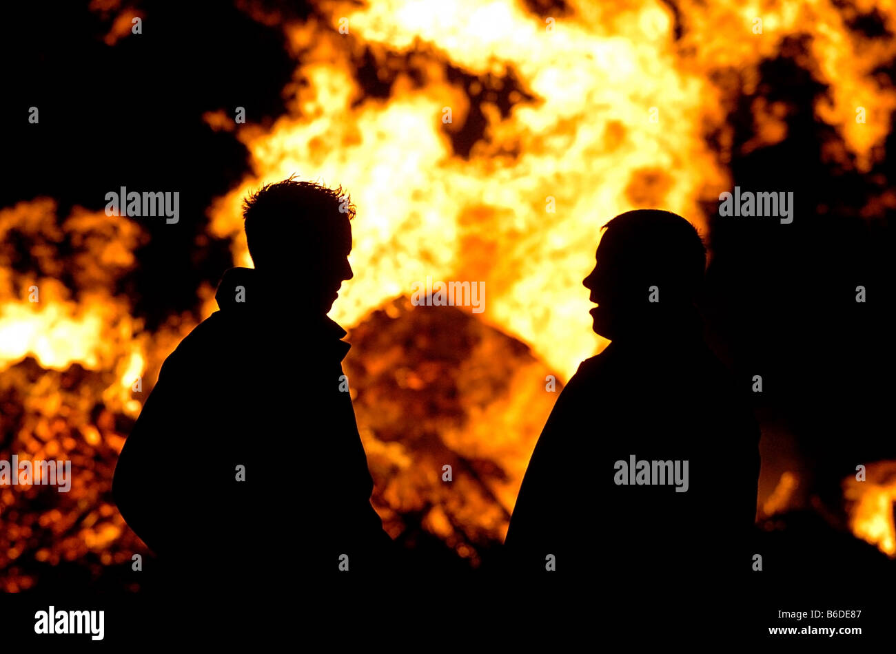 Two friends silhouette hi-res stock photography and images - Alamy