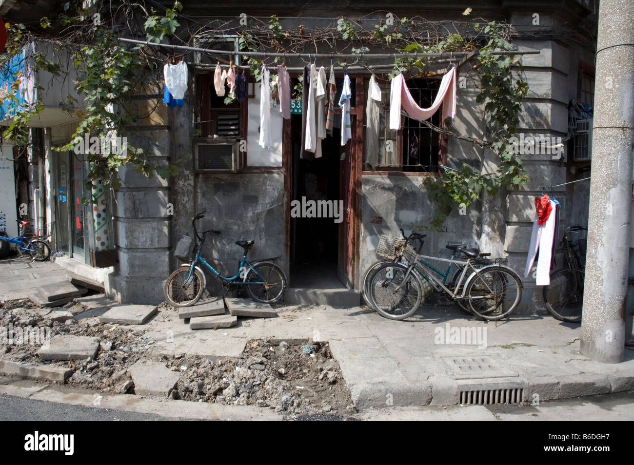 China Shanghai Street scene 2007 Stock Photo - Alamy