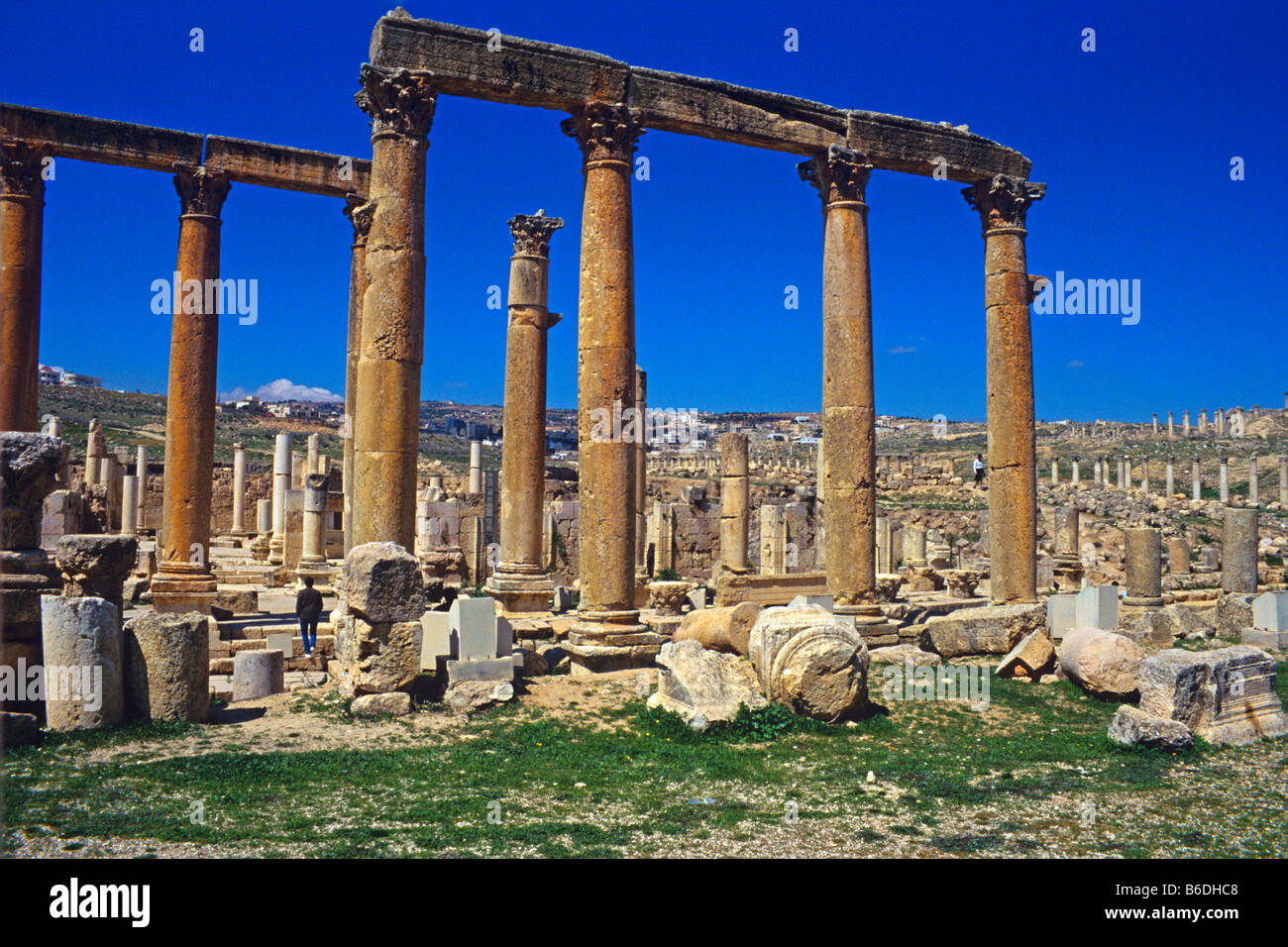 Columns in the ruined Roman city of Jerash, Jordan 0219 Stock Photo - Alamy