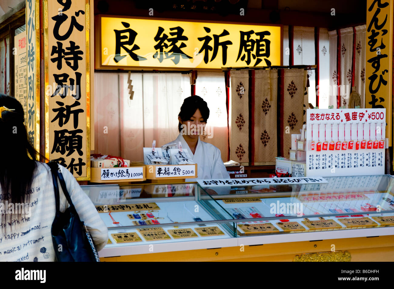 Lady shopkeeper in the Kiyomizudera Temple in Kyoto, Japan Stock Photo ...