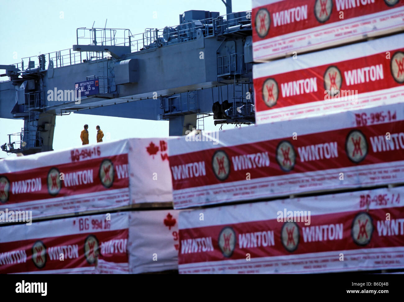 Ship wharf workers hi-res stock photography and images - Alamy