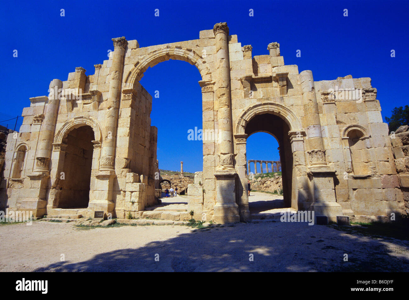 South gate of jerash hi-res stock photography and images - Alamy