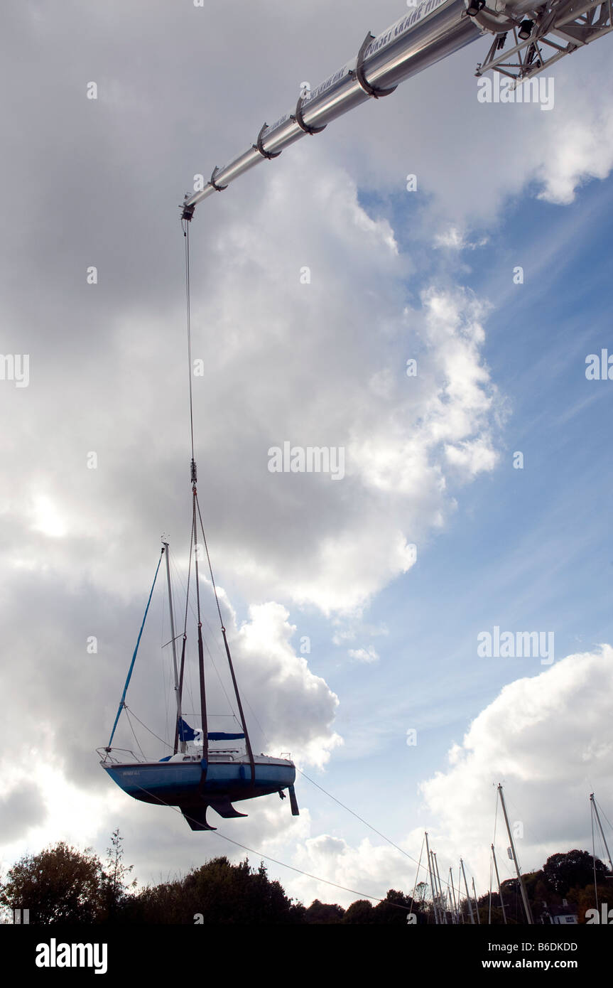 Lifting boats out of the water for the winter at ashlett sailing club ...