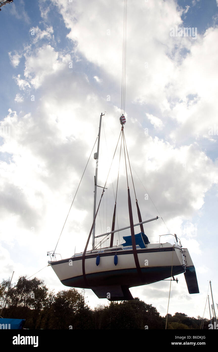 Lifting boats out of the water for the winter at ashlett sailing club ...