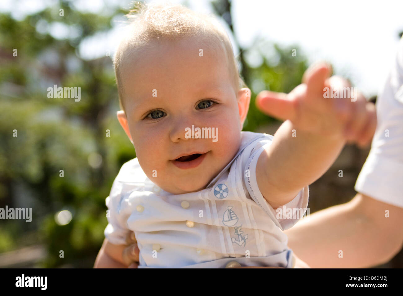 Toddler Boy Is Reaching Out With One Hand - HooDoo Wallpaper