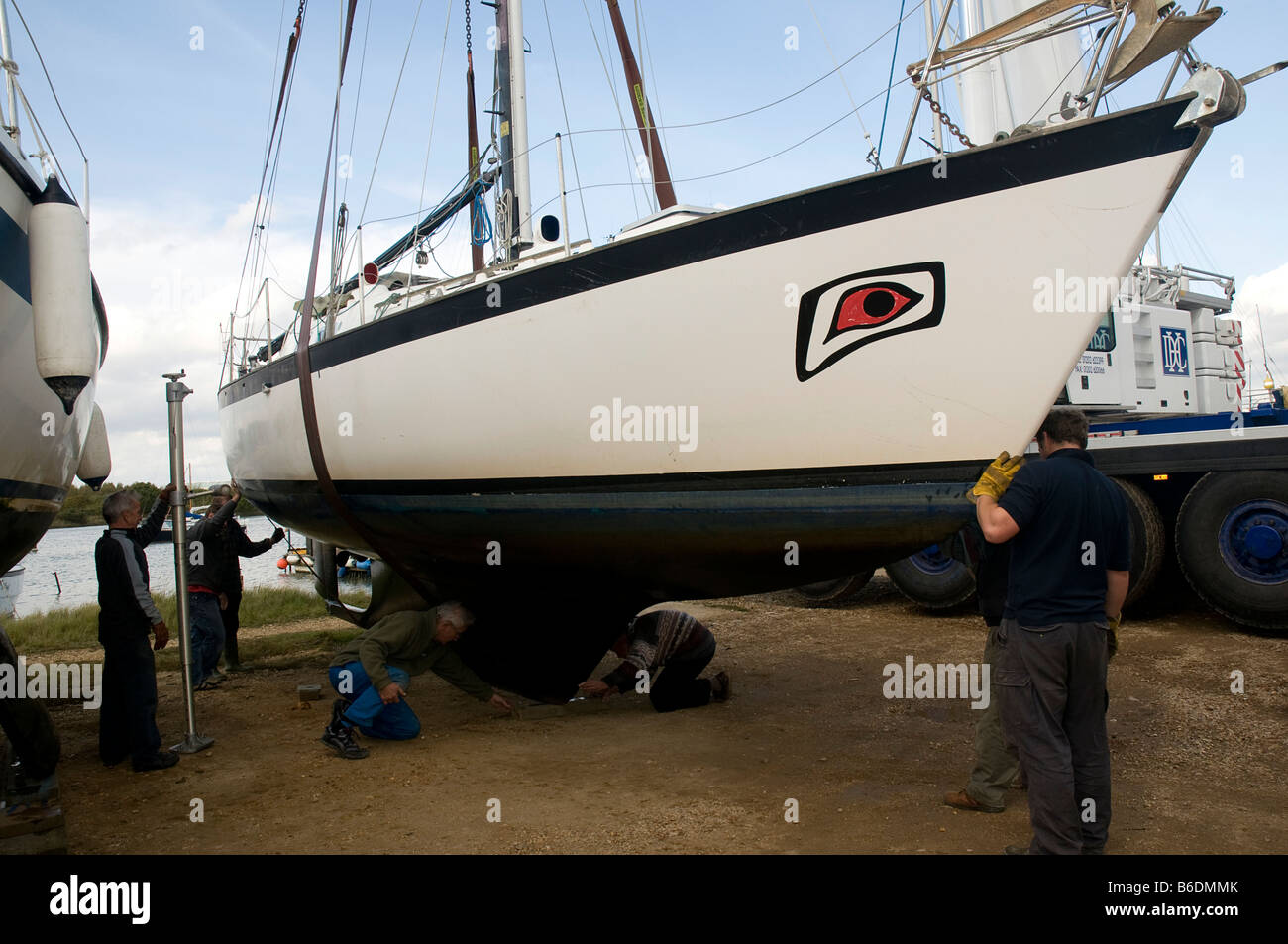 Lifting boats out of the water for the winter at ashlett sailing club ...
