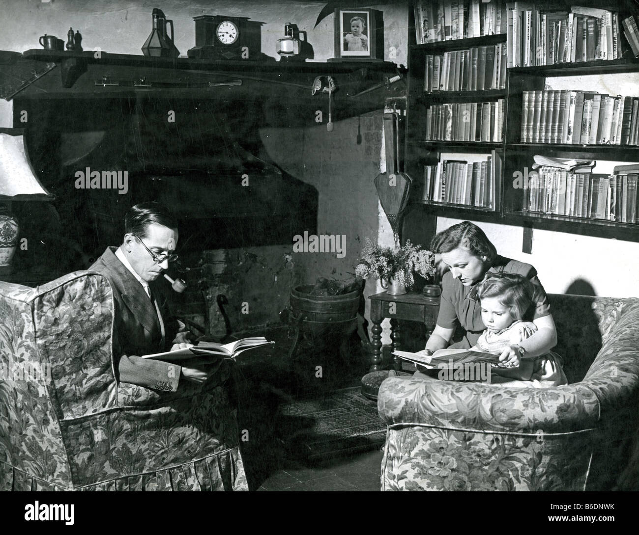 ERIC BARKER English comedy actor and wife Pearl Hackney at their ...