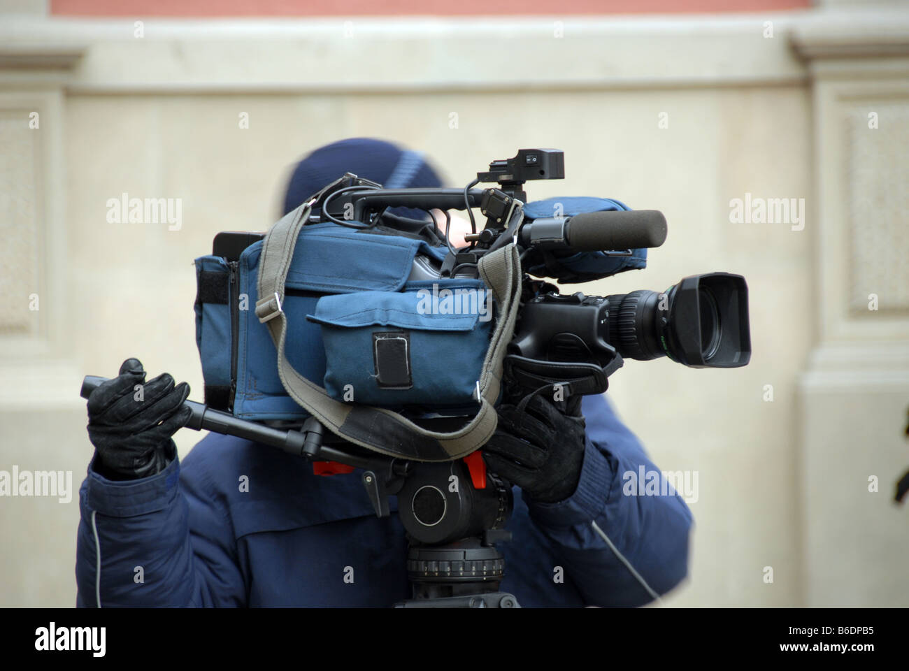 News cameraman hi-res stock photography and images - Alamy