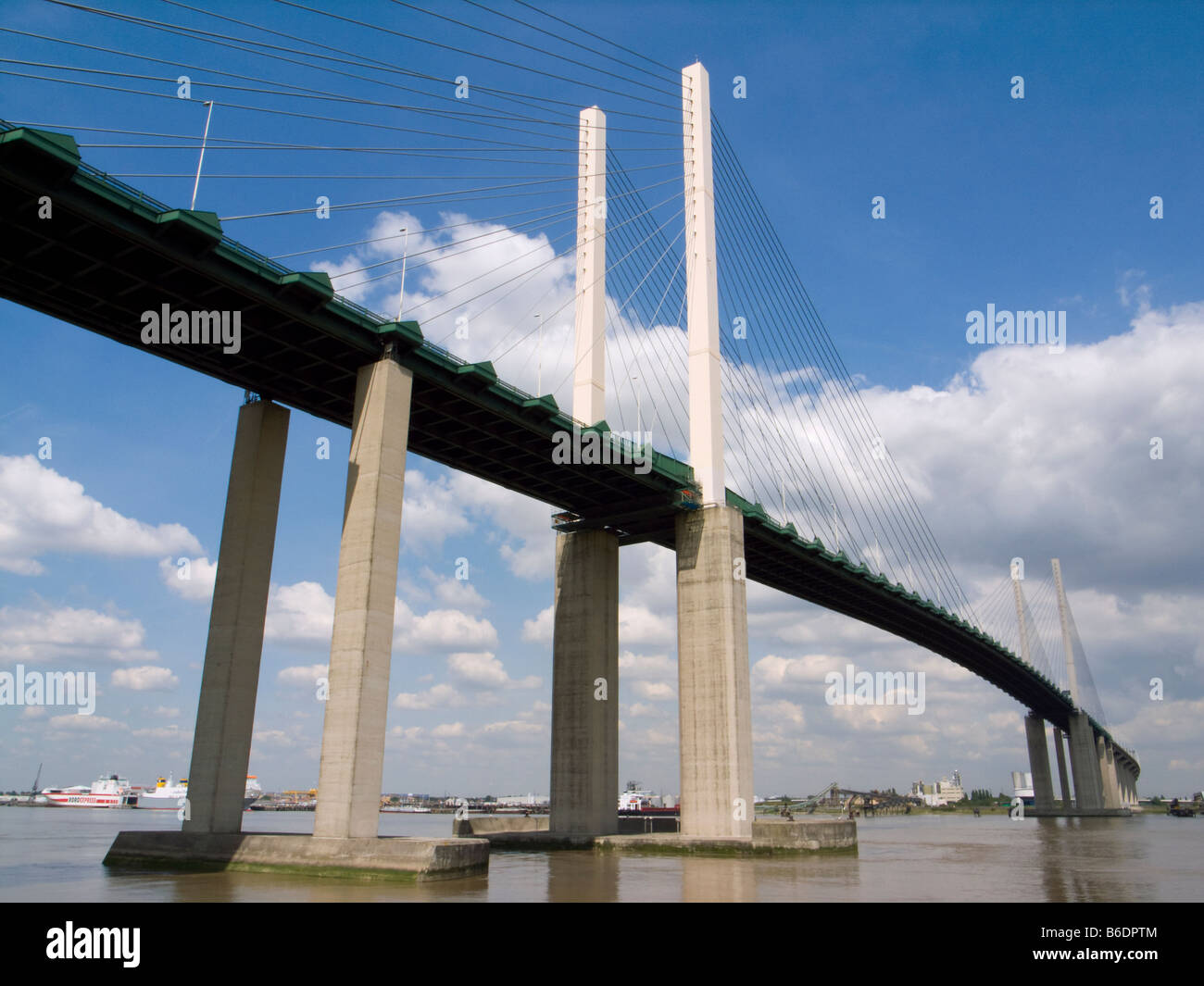 The qe2 bridge hi-res stock photography and images - Alamy