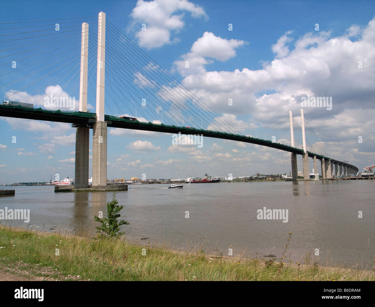The qe2 bridge hi-res stock photography and images - Alamy
