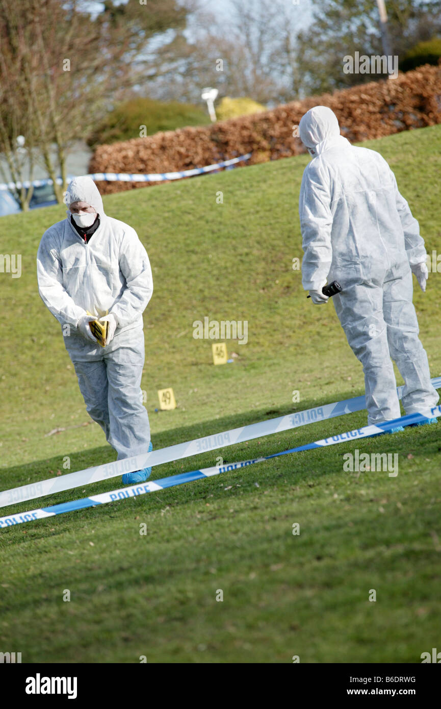 Forensics. Scene of crime officers (SOCOs) positioning photo evidence ...