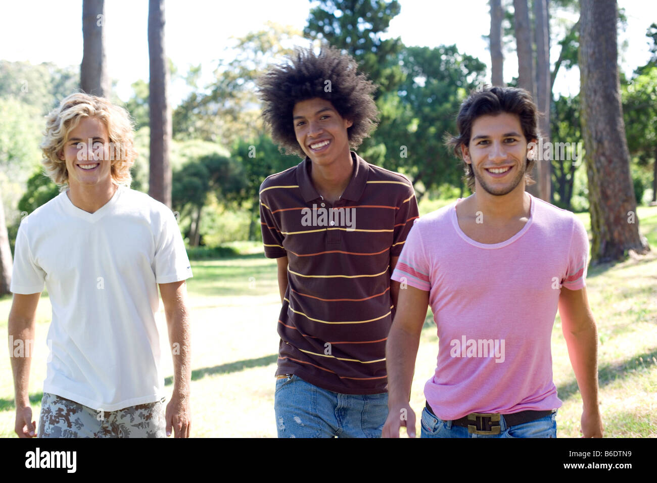 Young adult group socialising park hi-res stock photography and images ...