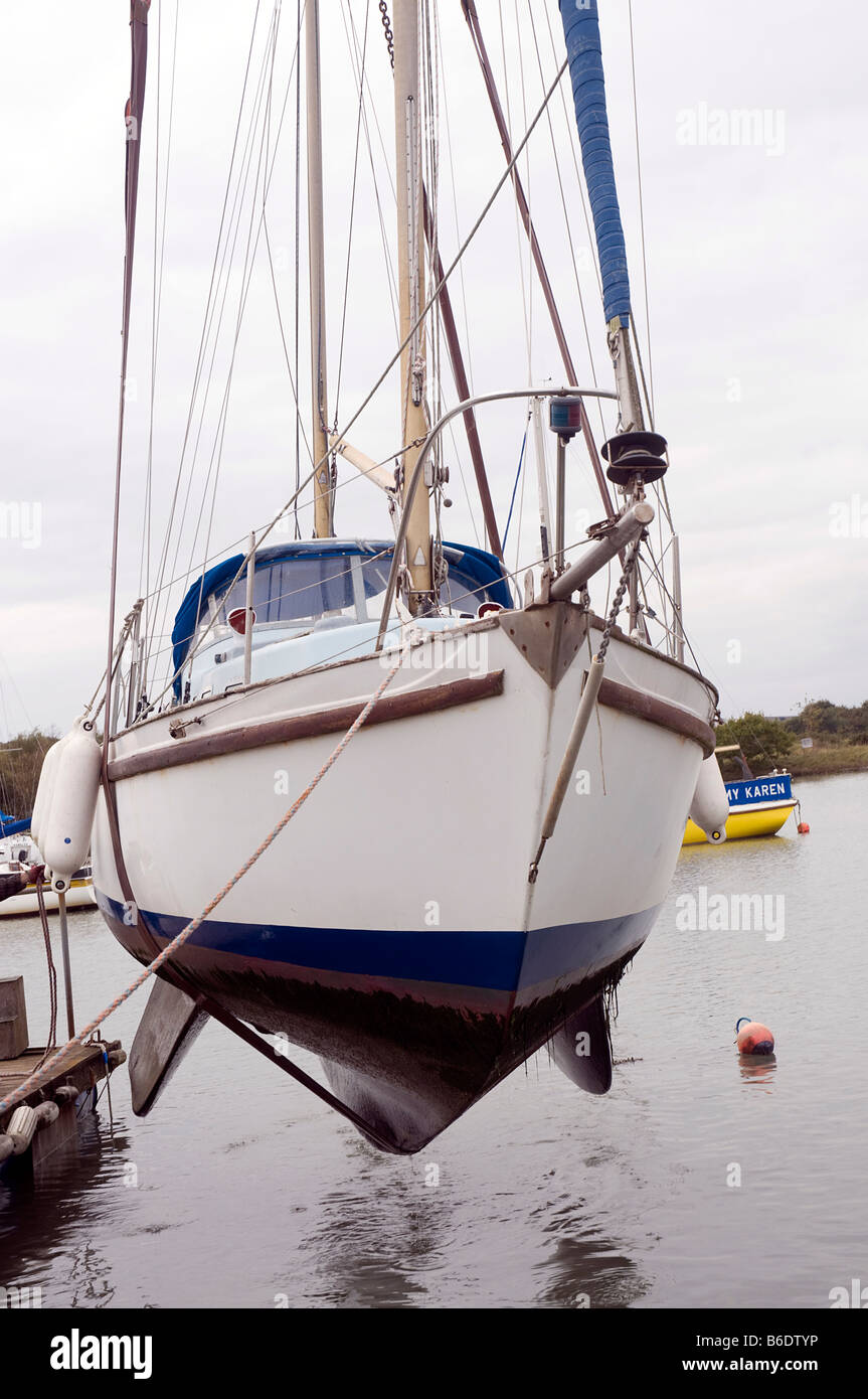 Lifting boats out of the water for the winter at ashlett sailing club ...