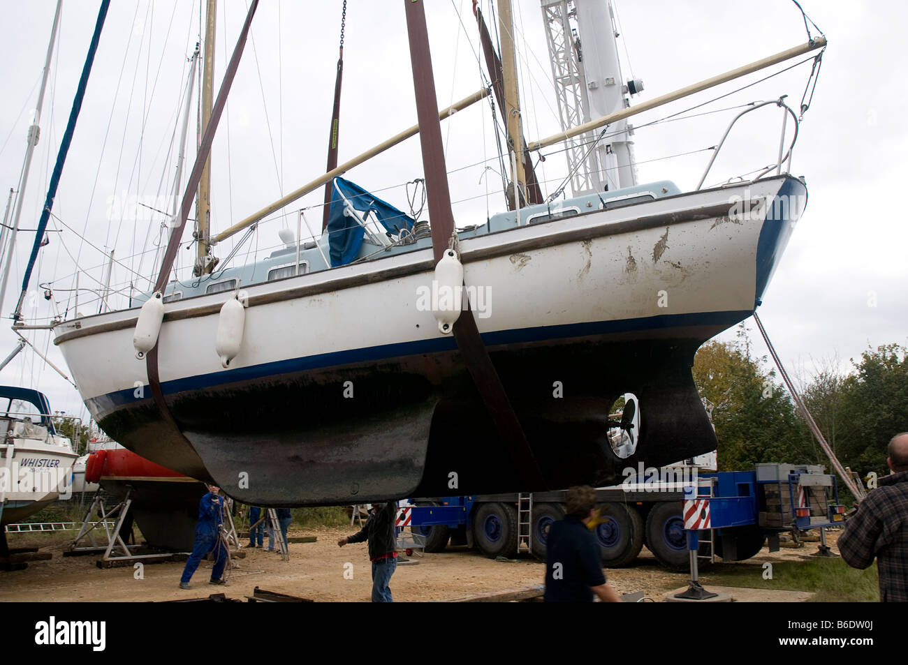 Lifting boats out of the water for the winter at ashlett sailing club ...