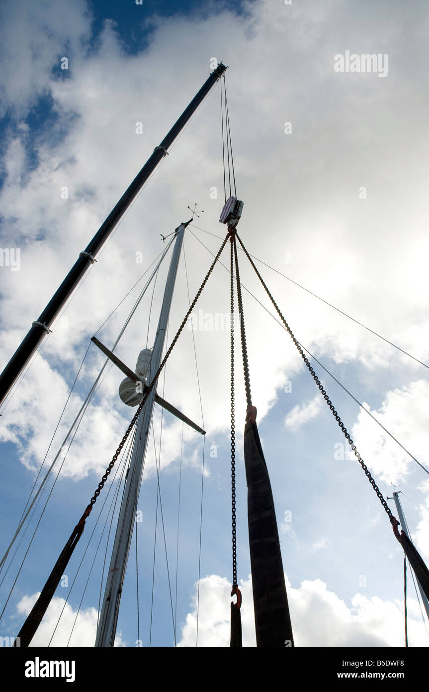Lifting boats out of the water for the winter at ashlett sailing club ...