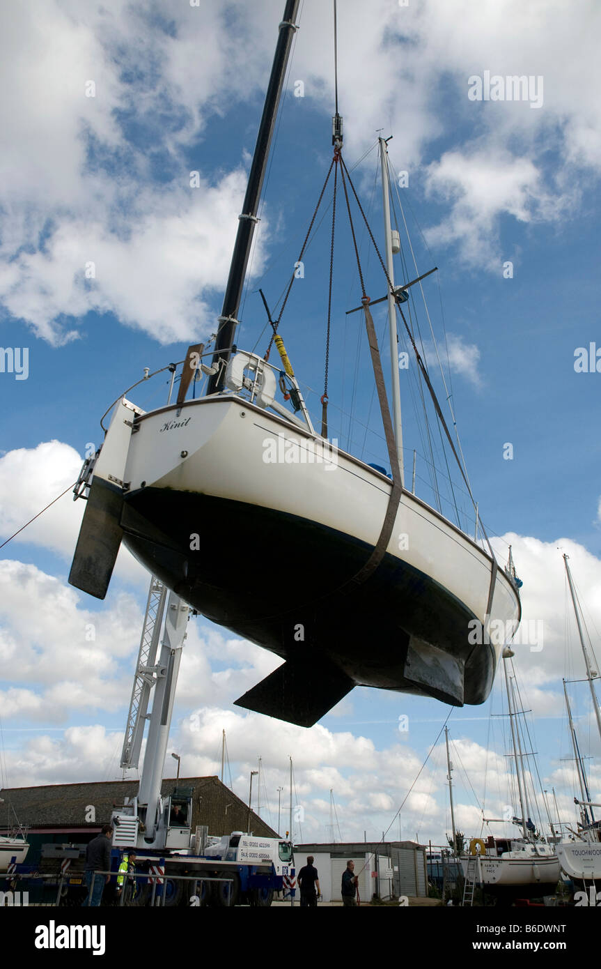 Lifting boat with strops hi-res stock photography and images - Alamy