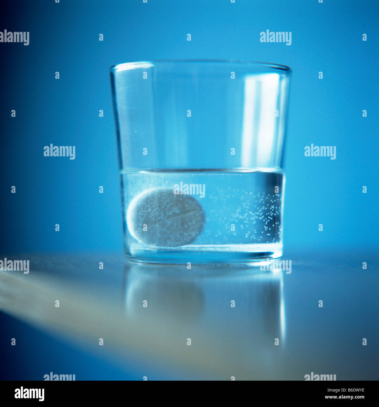 Glass water bubbling tablets hi-res stock photography and images - Alamy