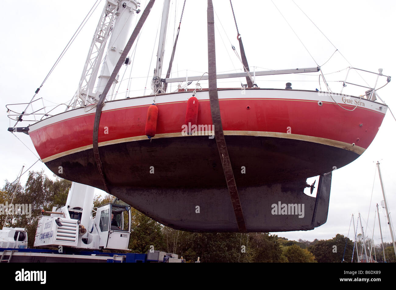 Lifting boats out of the water for the winter at ashlett sailing club ...