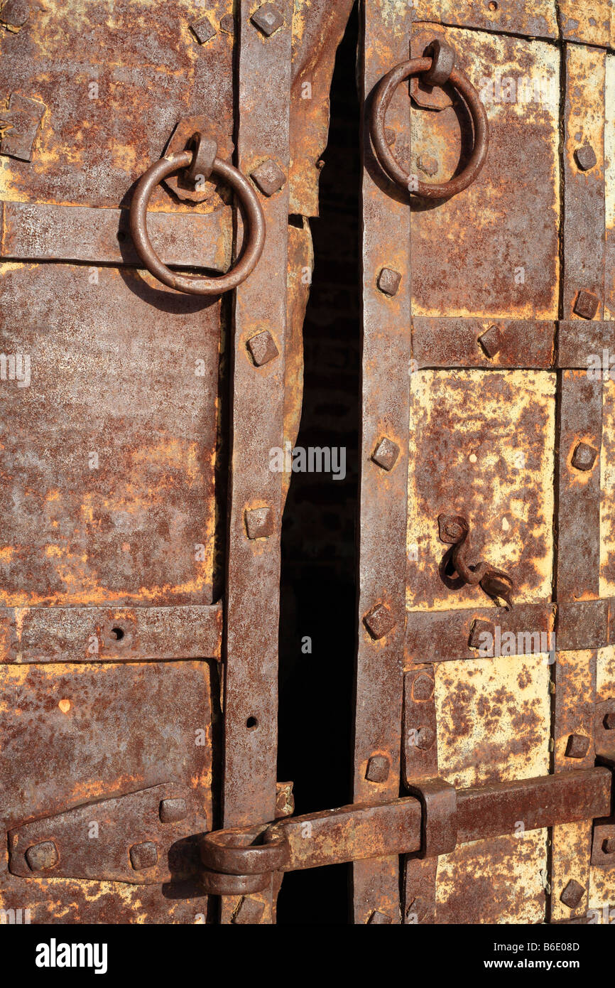 Ring of iron hi-res stock photography and images - Alamy