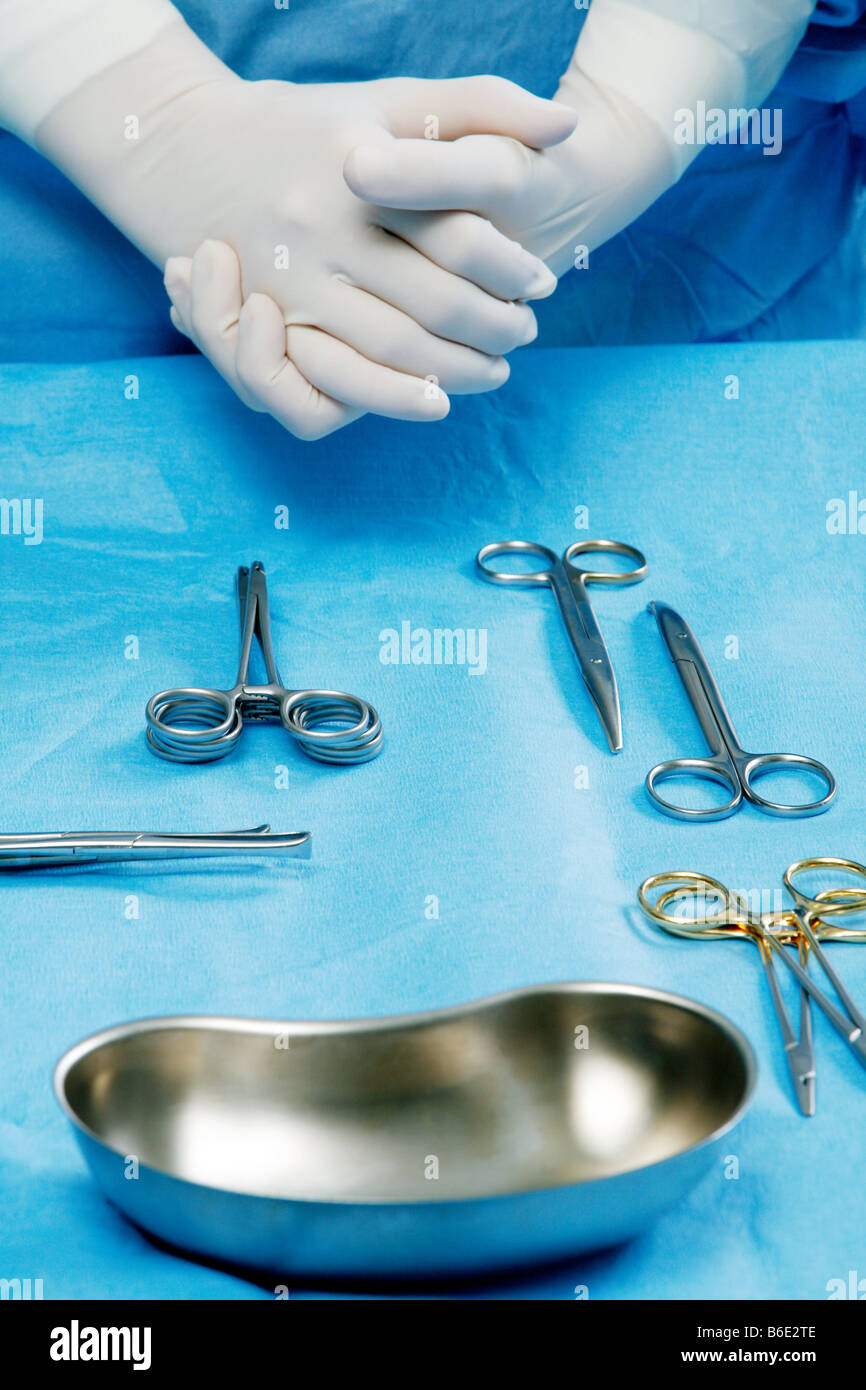 Surgical instruments in dish hi-res stock photography and images - Alamy