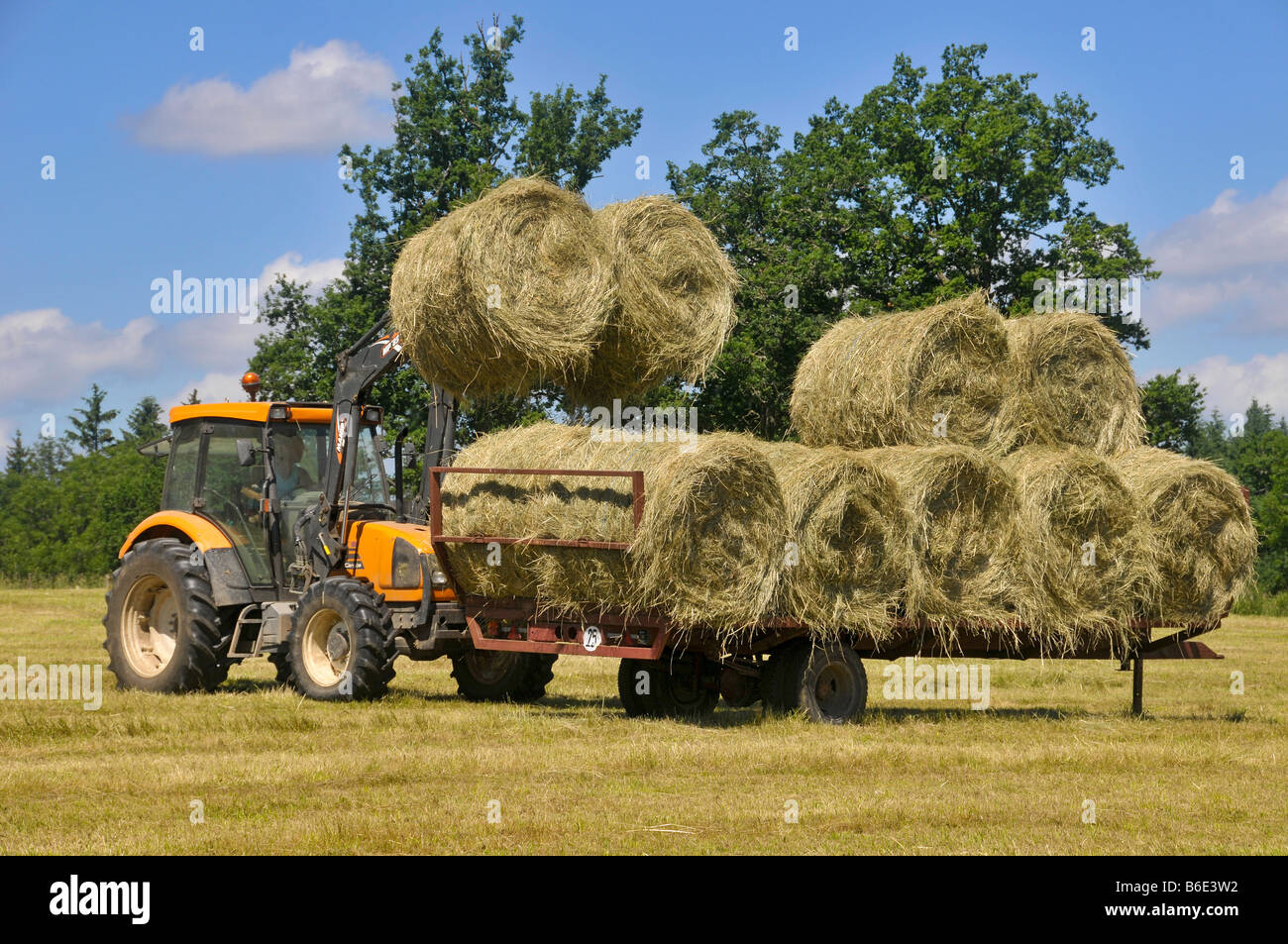 Hay loader hi-res stock photography and images - Alamy