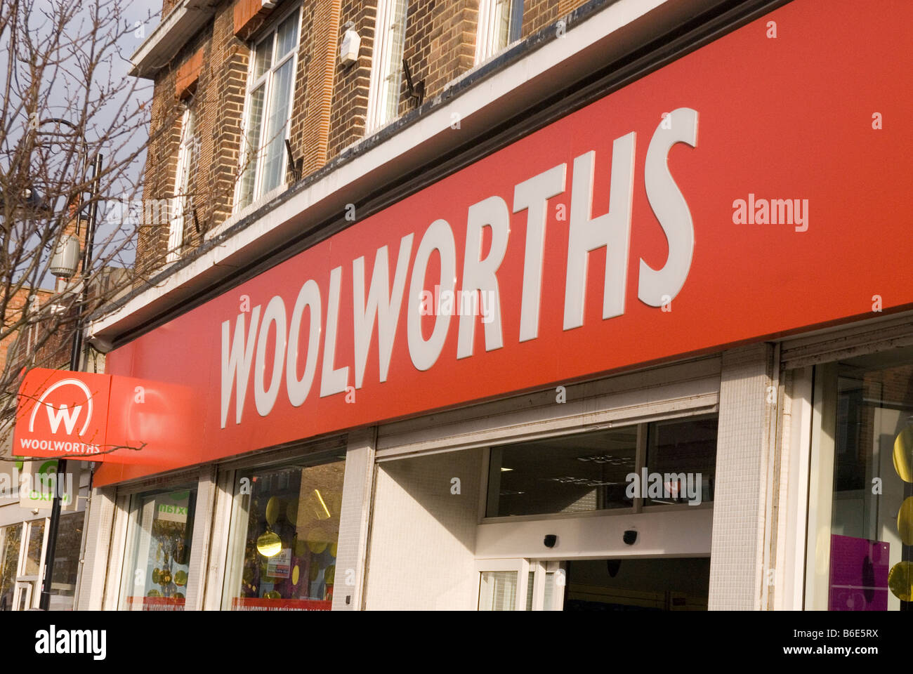 Woolworths shop front closing down hi-res stock photography and images ...