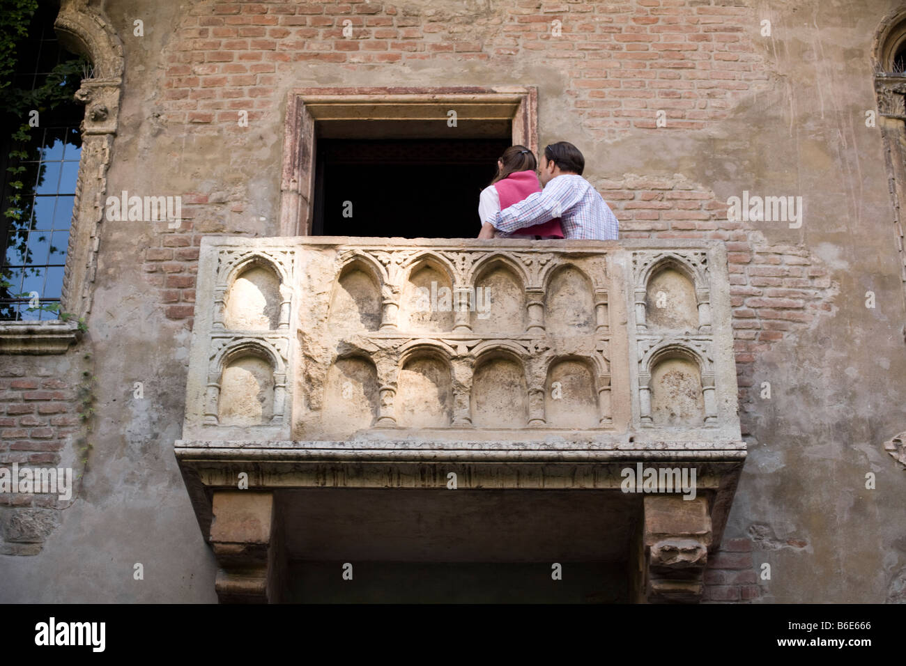 Couple on Juliet's balcony in Verona (from Romeo and Juliet story ...