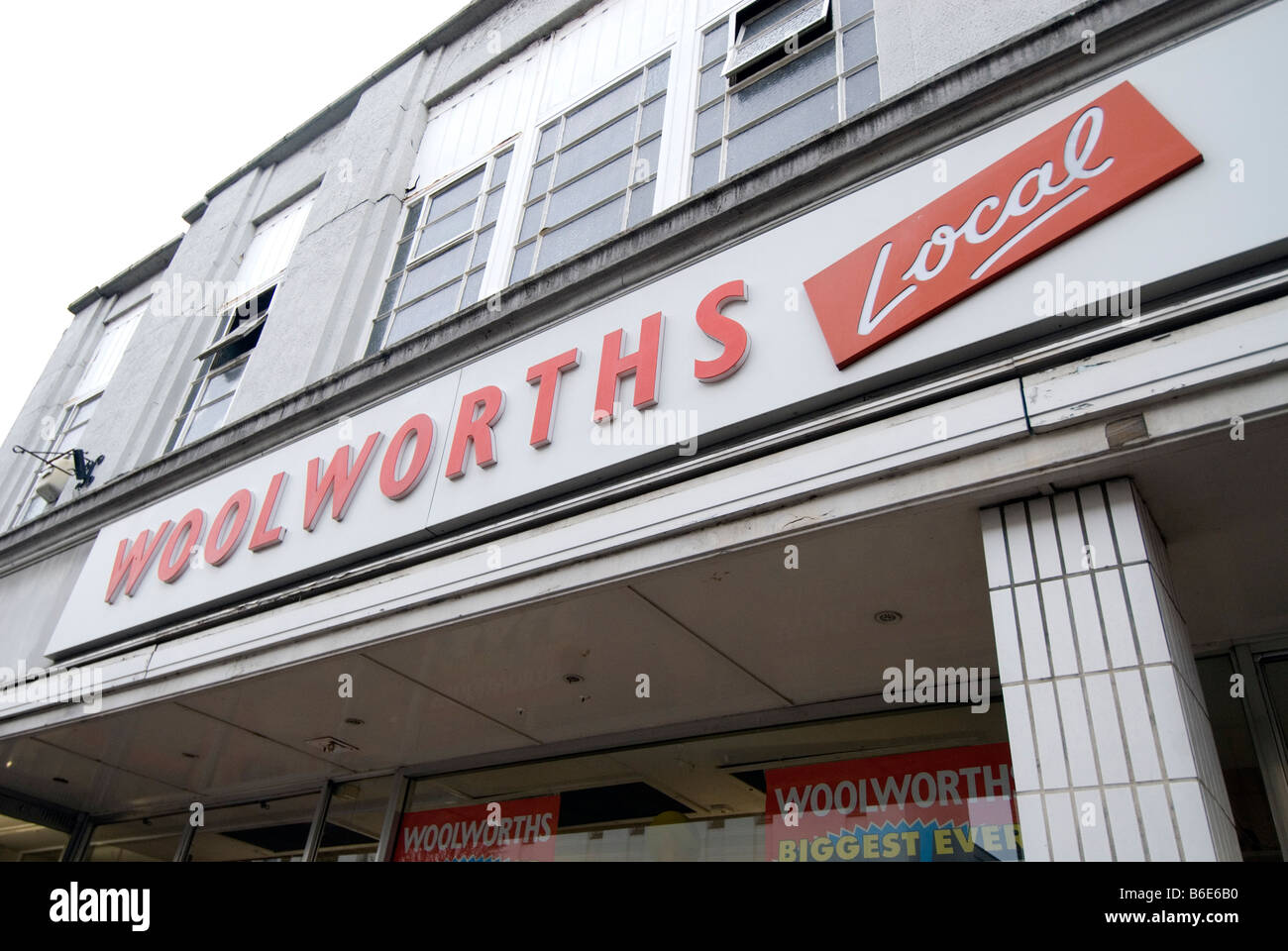 Woolworths shop front closing down hi-res stock photography and images ...