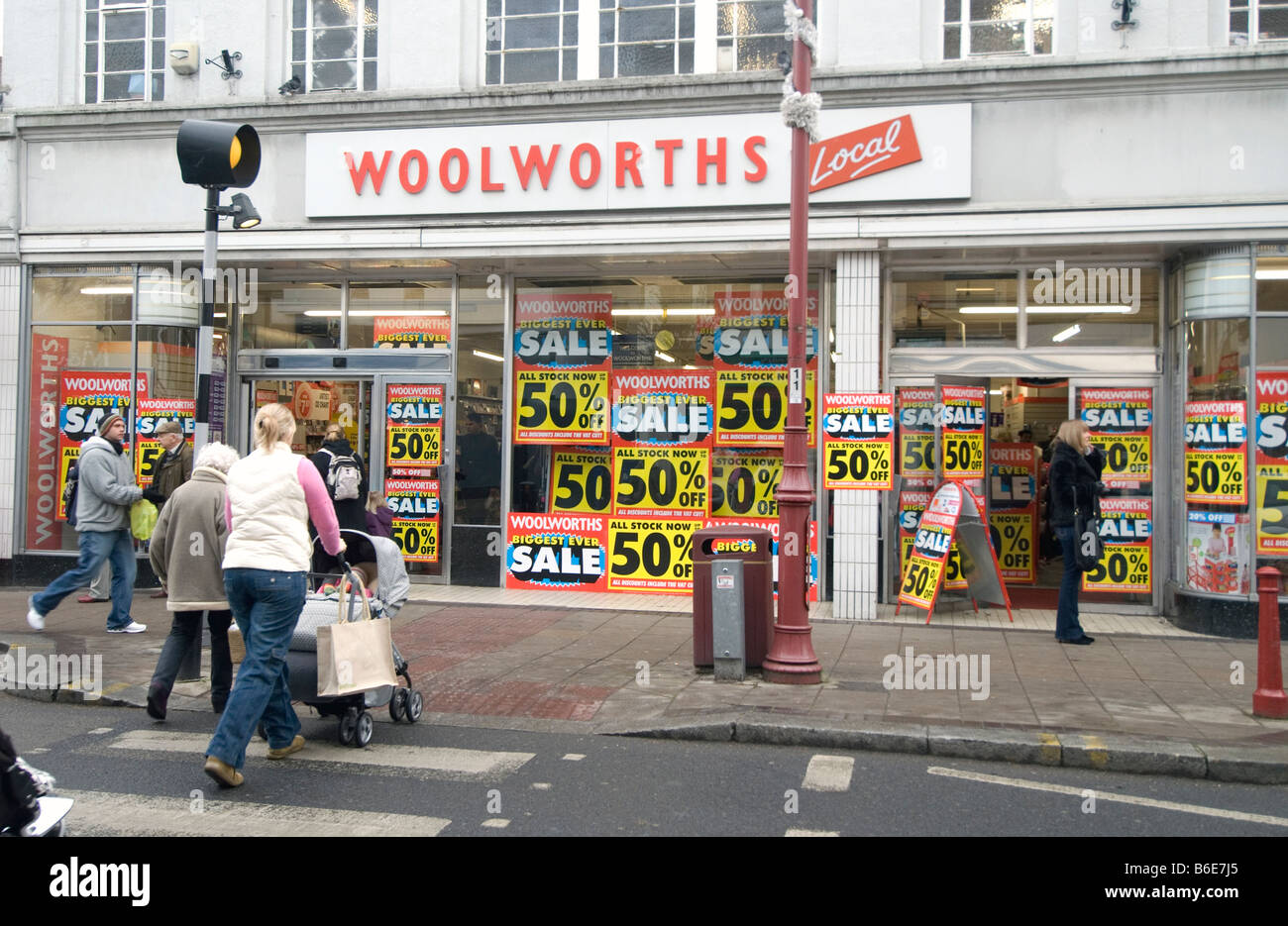 Woolworths shop front closing down hi-res stock photography and images ...