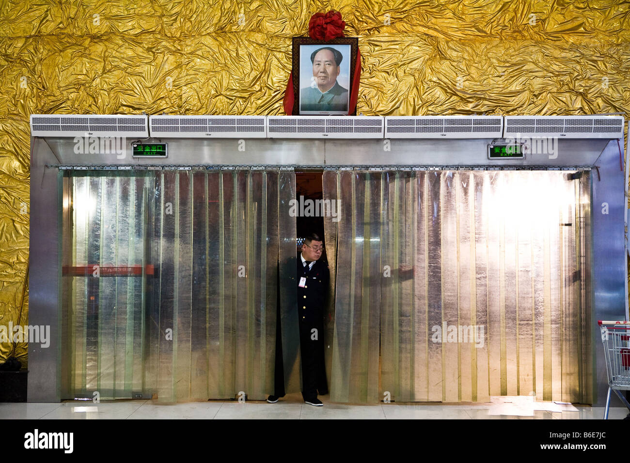 Security shopping mall hi-res stock photography and images - Alamy