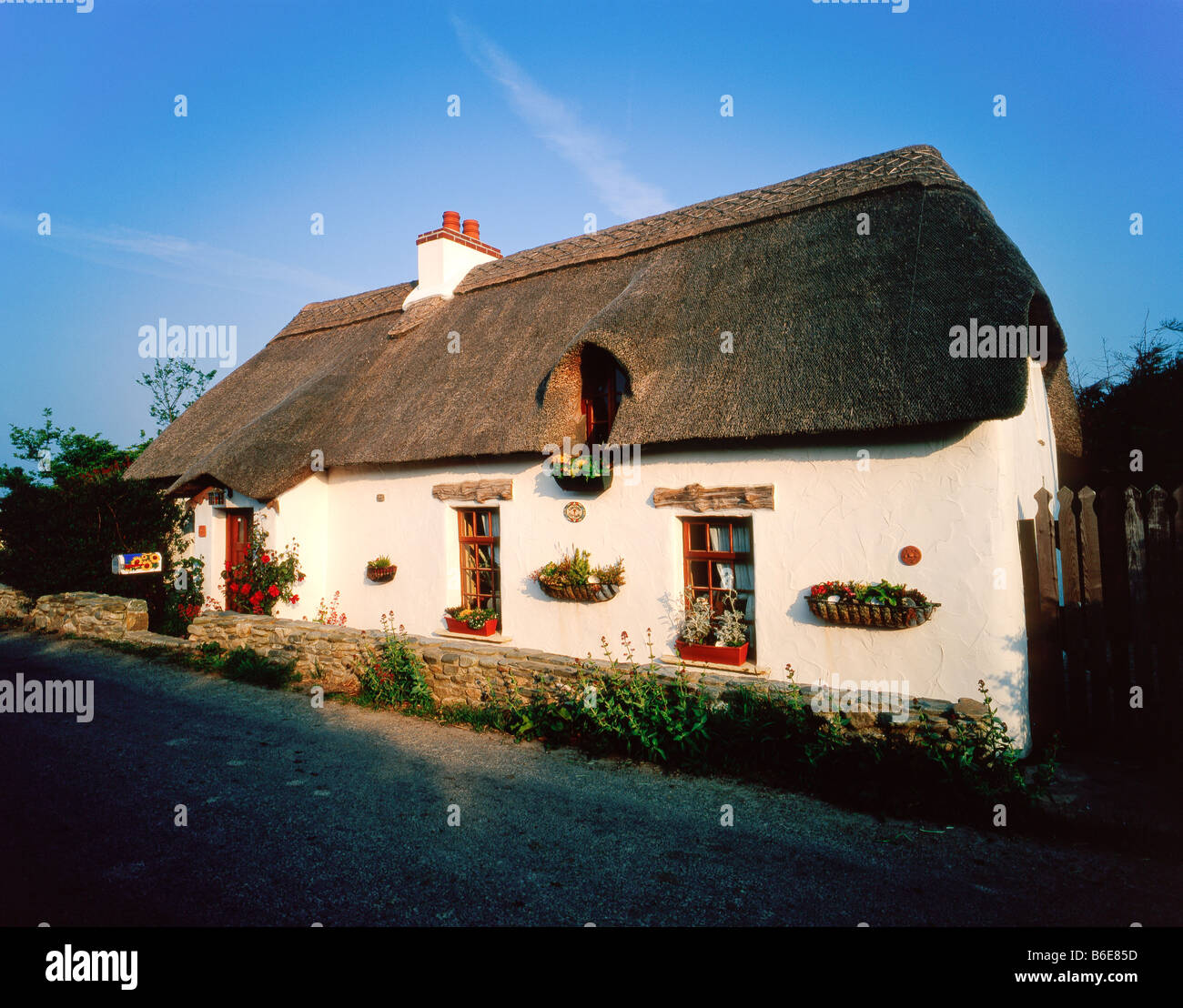 Cute thatched cottage hi-res stock photography and images - Alamy
